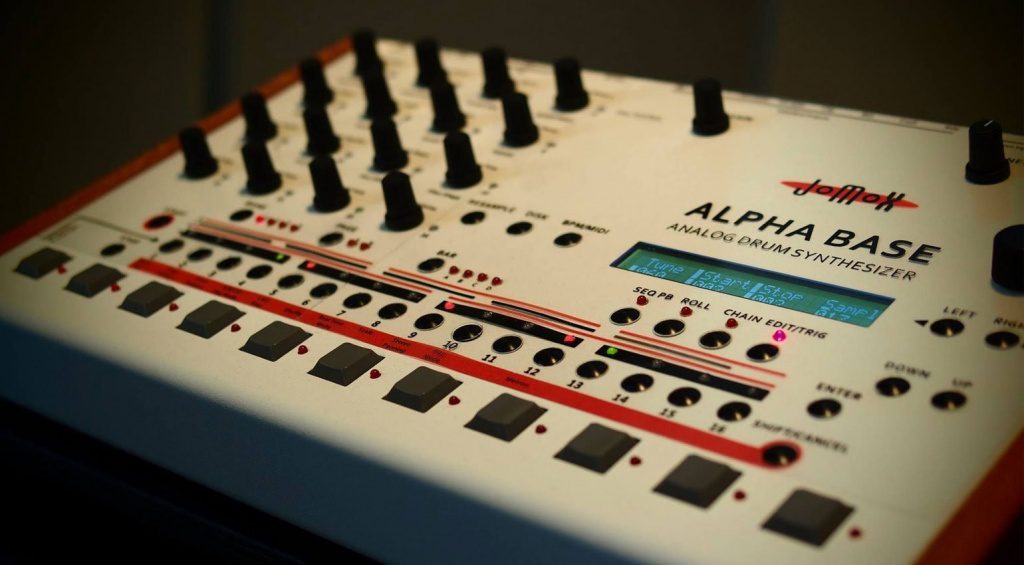 Jomox Alpha Base - Analoge Xbase Drummachine für die Zukunft mit ...