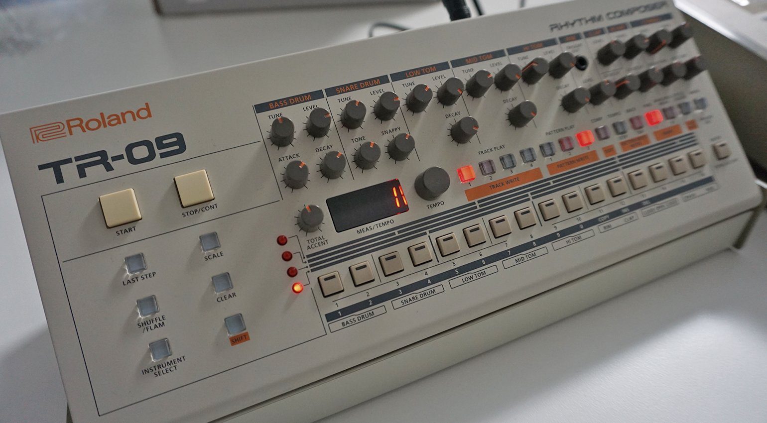 Roland TR-09 und Roland TB-03: Erster Eindruck der neuen Boutique ...
