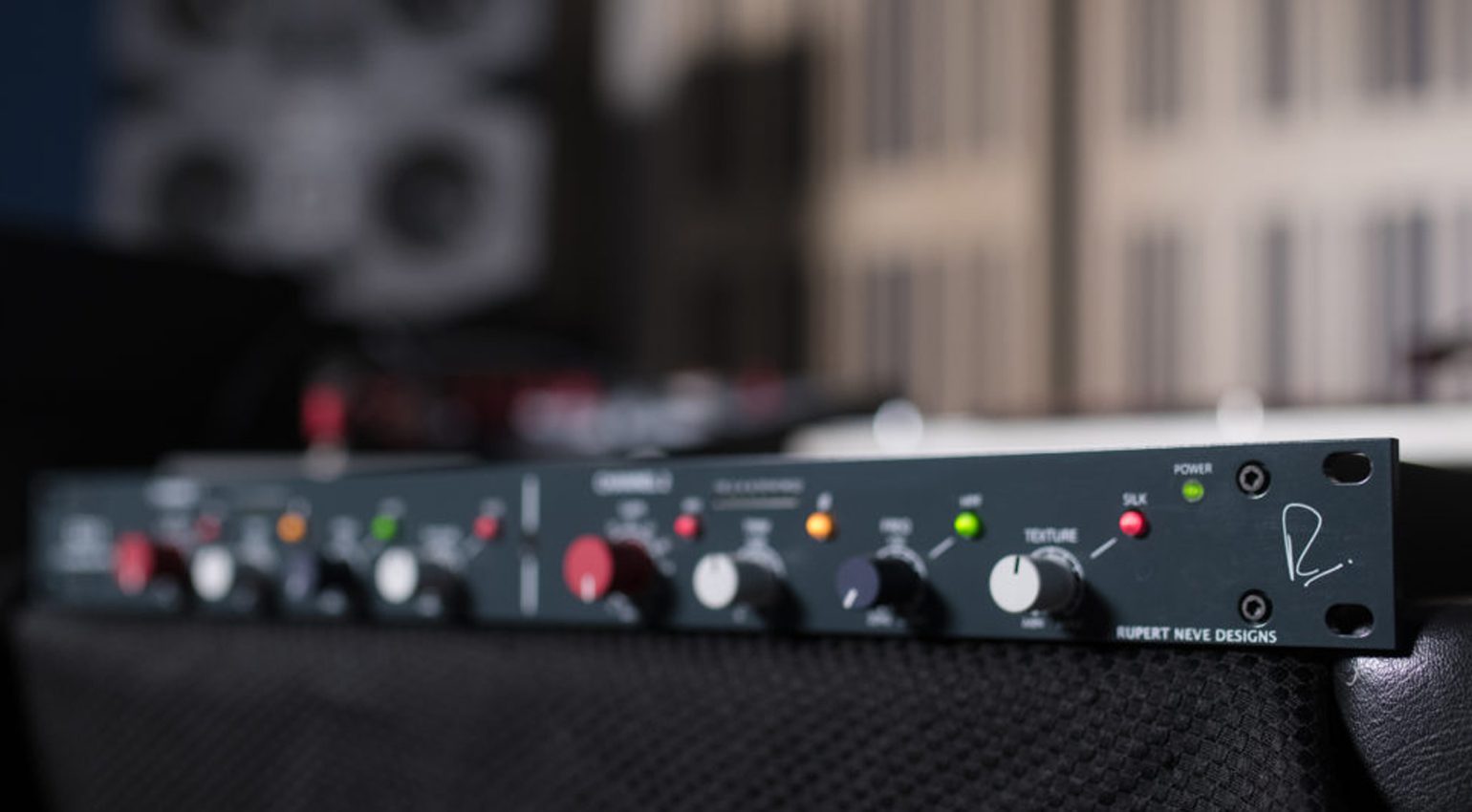 5211 ist der neue 2-Kanal Mikrofon-Preamp von Rupert Neve Designs ...