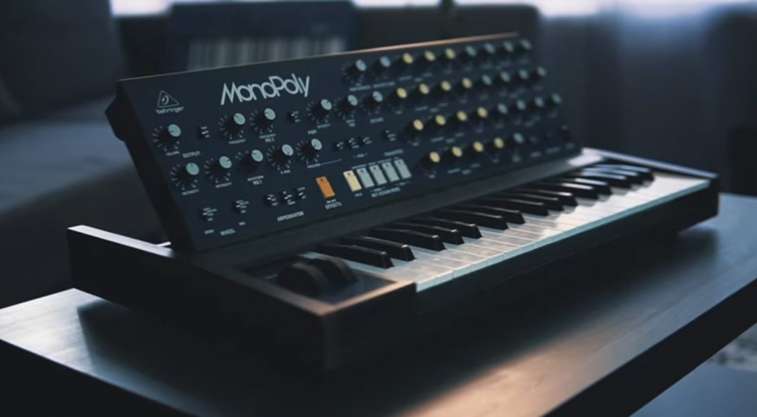 Der Behringer MonoPoly ist ab sofort für 698€ vorbestellbar! - gearnews.de