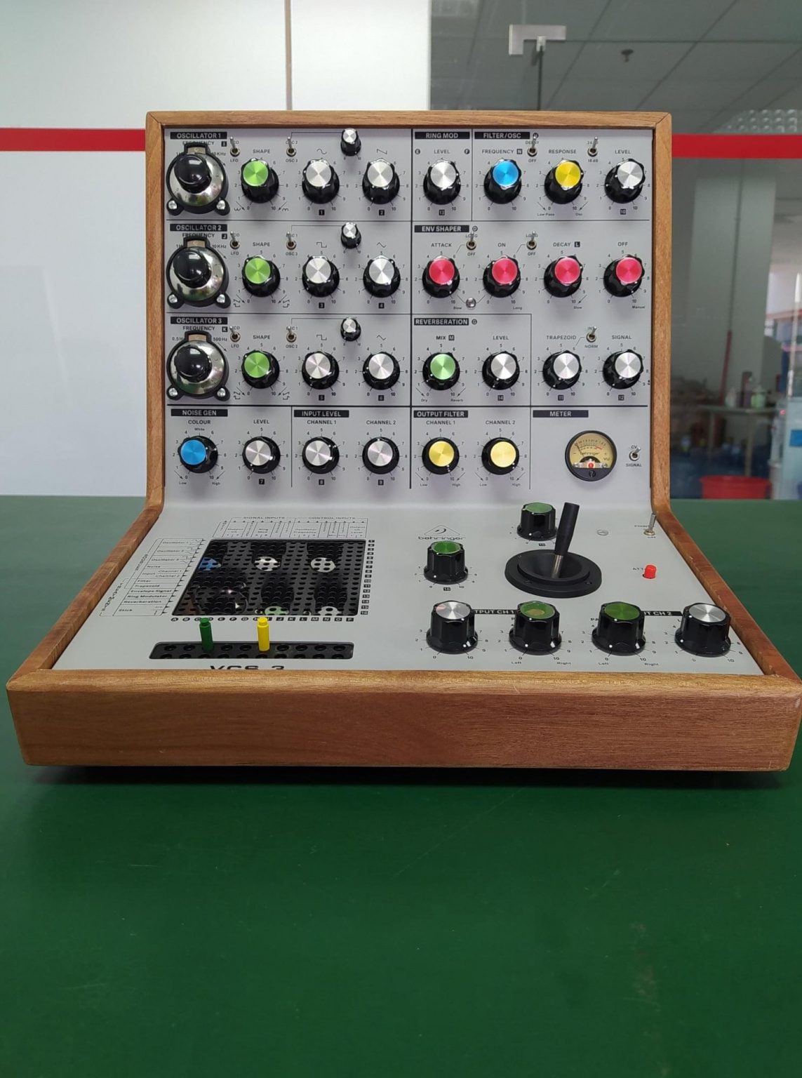 Behringer EMS-VCS 3-Clone "Synthi B" erneut als echtes Gerät gezeigt ...