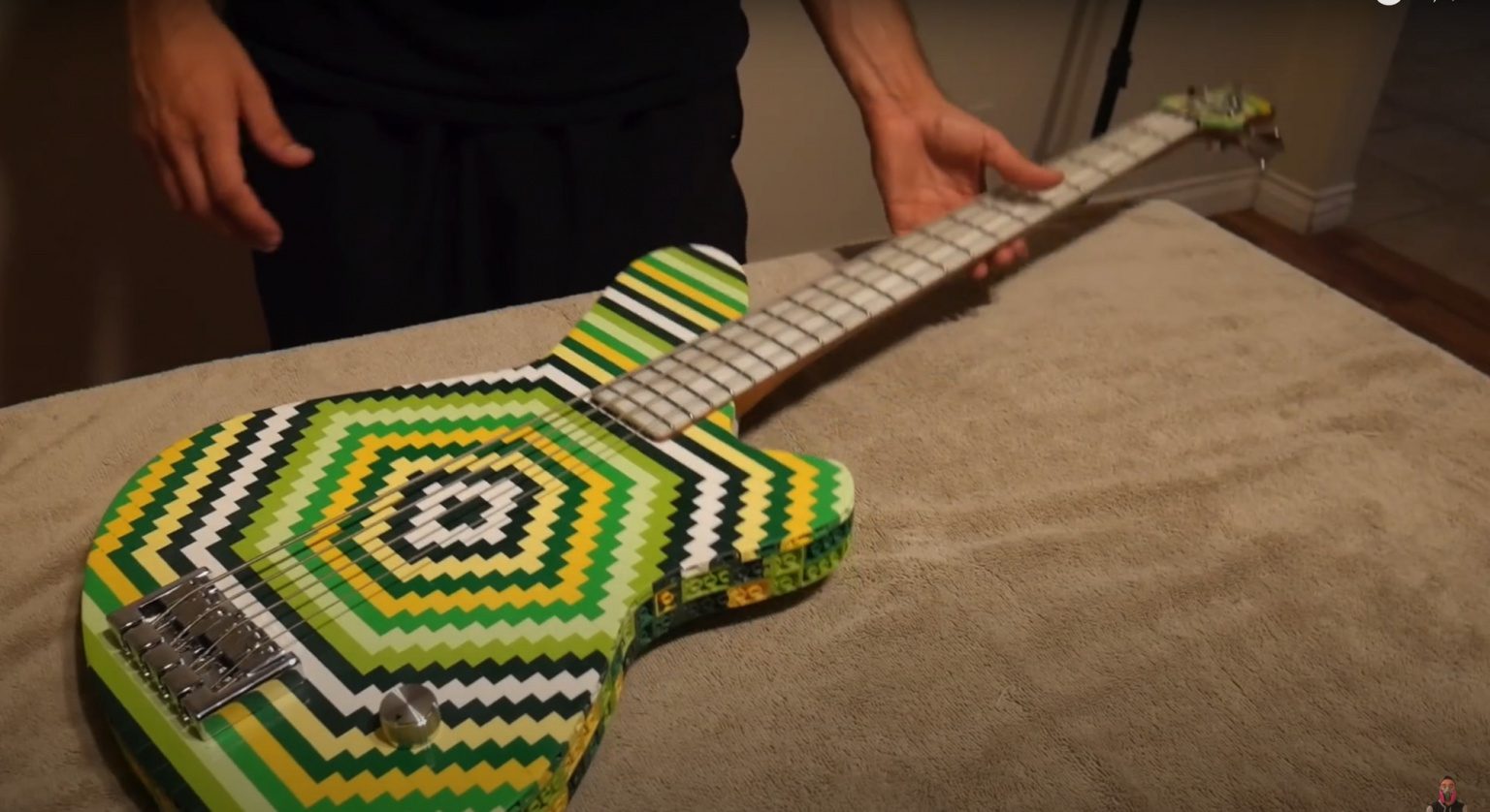 Burls Art LEGO Bass: 2000 Legosteine = super leichter Korpus - gearnews.de
