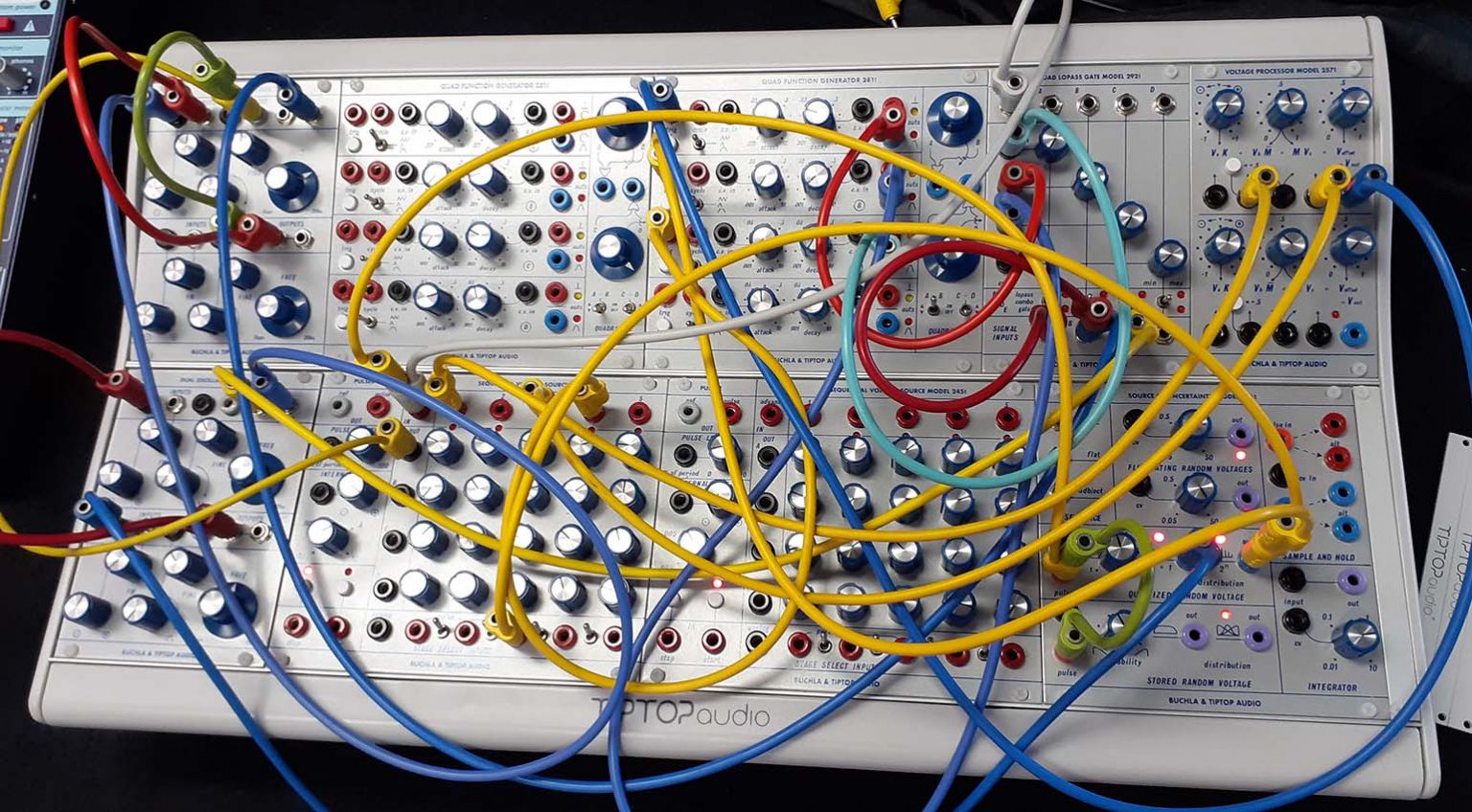 Buchla Red Panel System 100 - Legende wieder aufgelegt als Eurorack ...