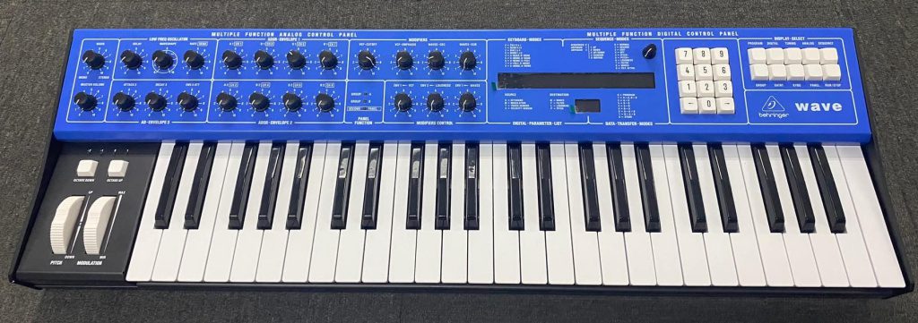 Behringer zeigt Platine eines 6-Operatoren Synthesizers und mehr ...