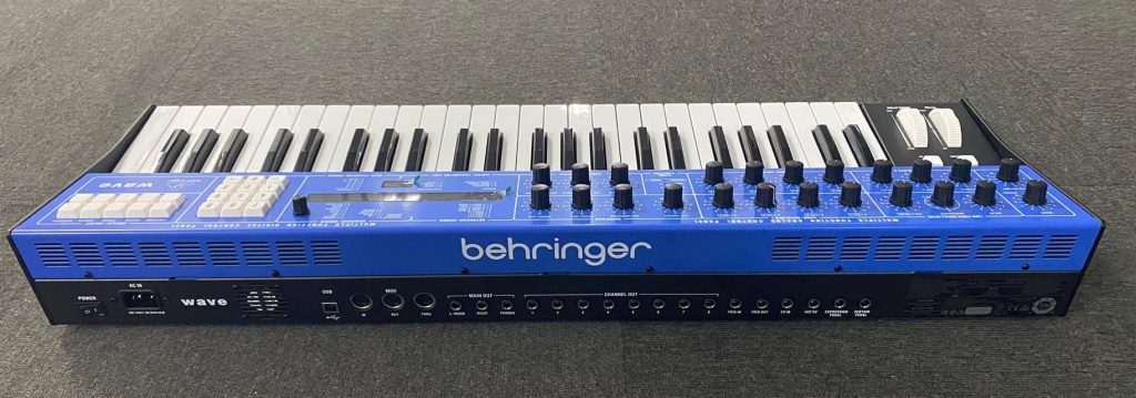 Behringer zeigt Platine eines 6-Operatoren Synthesizers und mehr ...