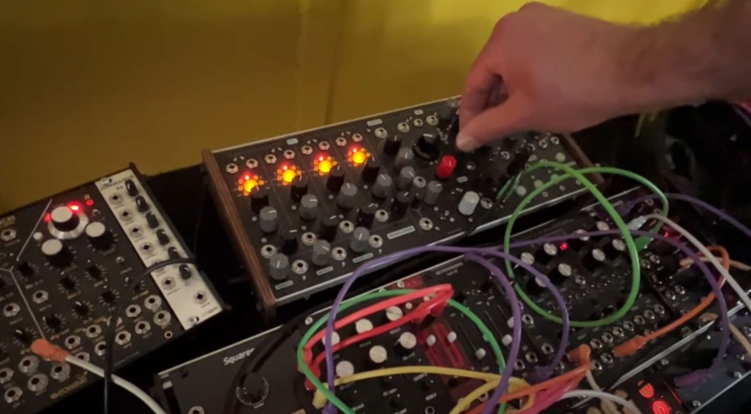 Guenther Chiptune - ein semi-modularer DIY Synthesizer mit Holz-Optik ...