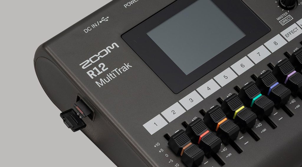 Zoom R12 MultiTrak ist ein tragbares Mini-Studio für Mehrspuraufnahmen ...