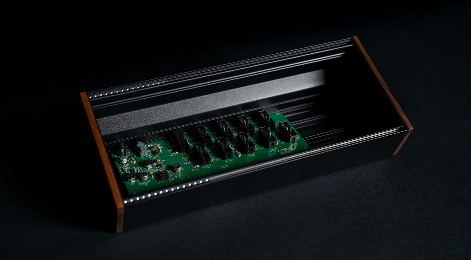 Schicke neue Eurorack-Cases mit Stromversorgung von Moog - gearnews.de