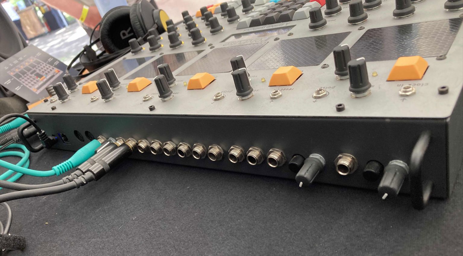 Lambda Synthetics PolyPulse Groovebox: Jetzt erhältlich!