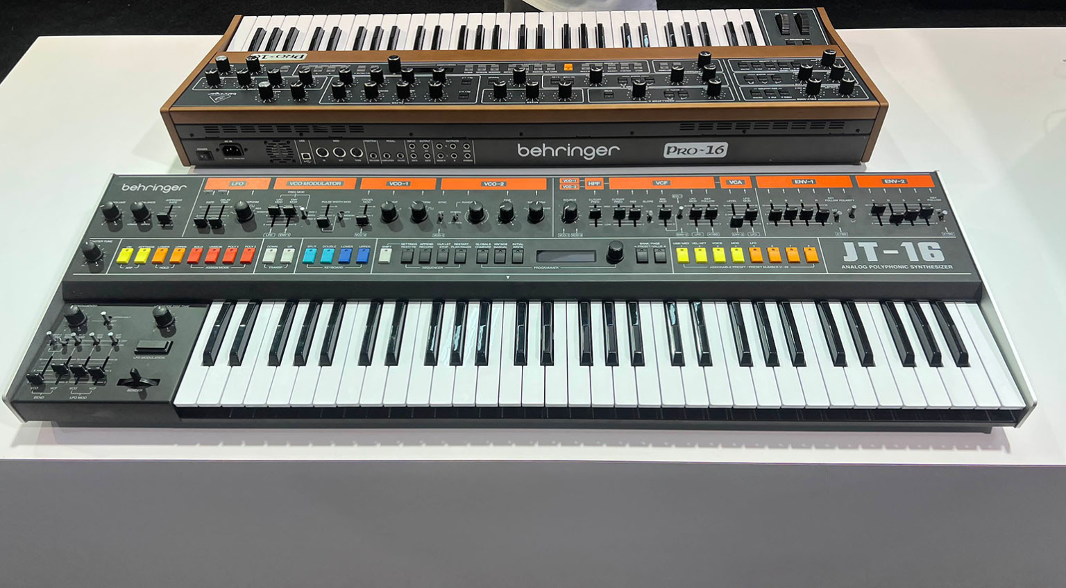 Alle Behringer Synthesizer auf einen Blick: Die ultimative Liste ...