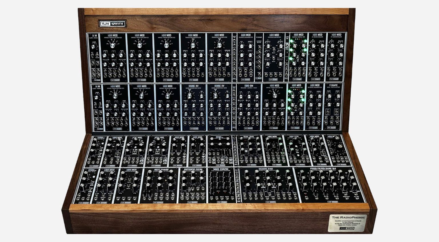 AJH Synth Hans Zimmer RadioPhonic Synth: Mega-Modularsystem - gearnews.de
