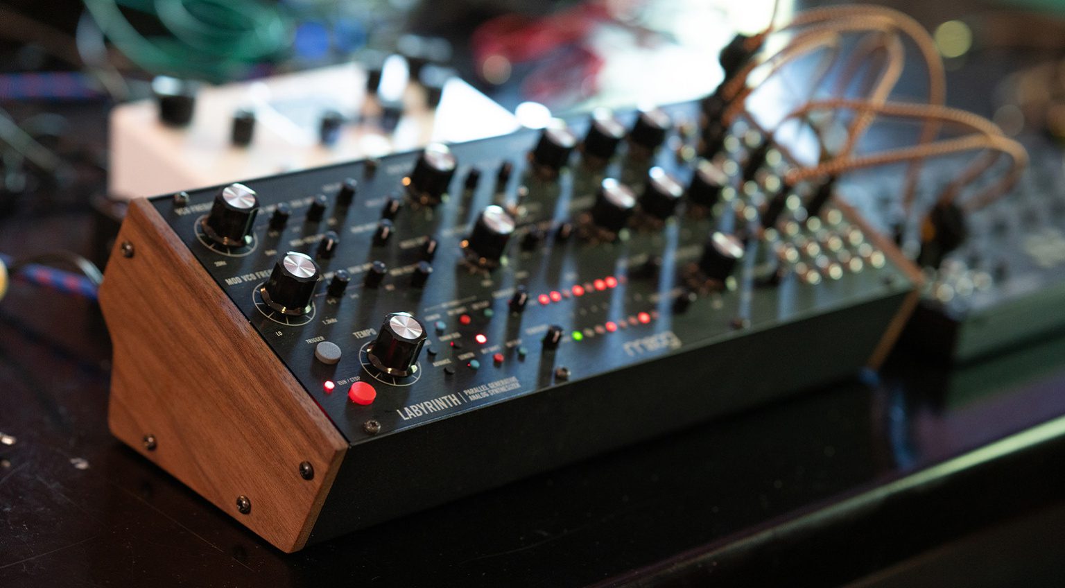 Moog Labyrinth: Semi-modularer West-Coast-Synthesizer - gearnews.de