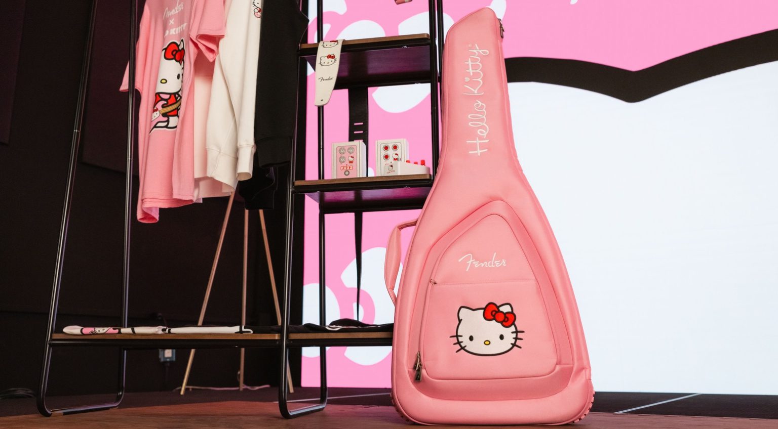 Fender Hello Kitty: Limited Edition Stratocaster, Fuzz und mehr zum 50 ...