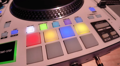 Rane One MKII: Ein motorisierter DJ-Controller mit Stems! Effekte! Und ...
